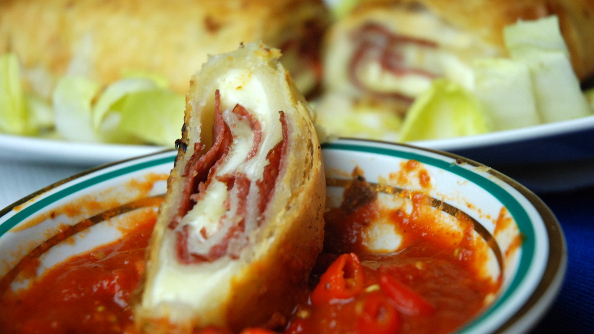 Rolada z ciasta francuskiego z salami, chilli i serem mozarella ...