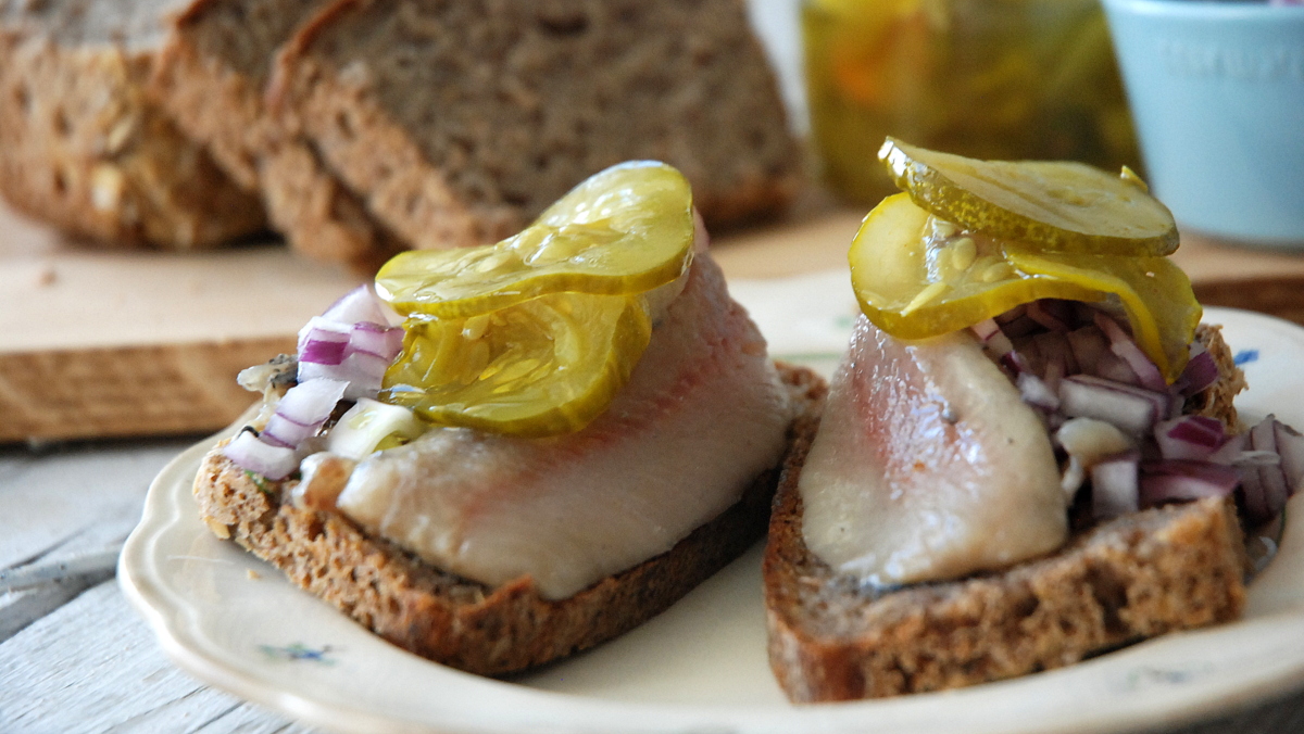 Śledzie Matjas z czerwoną cebulą i sałatką szwedzką - Kuchnia Breni